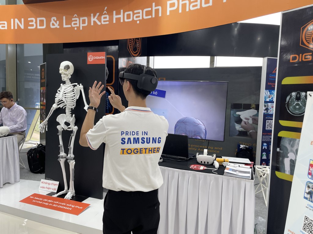 OneTech Asia trình diễn các công nghệ XR (VR/AR/MR) tại sự kiện khánh thành NIC Hòa Lạc & Triển ...